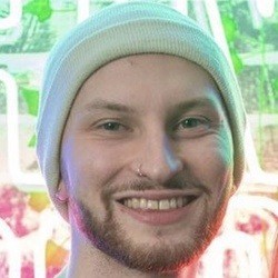Charlie Roxburgh - Age, Bio, Family | Famous Birthdays