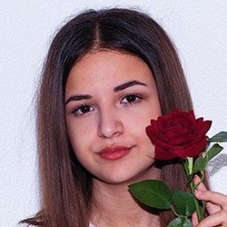 Sivi Show - Age, Bio, Family | Famous Birthdays