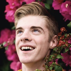 Camden Bell - Bio, Family | Famous Birthdays
