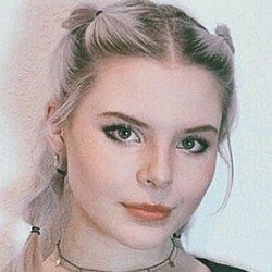 Carlotta Champagne - Age, Bio, Family | Famous Birthdays
