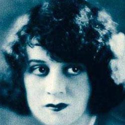Lenore Zann - Age, Bio, Family | Famous Birthdays