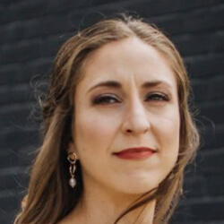 Sarah Wallace - Age, Bio, Family | Famous Birthdays