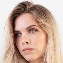 Flora Wistrom - Age, Bio, Family | Famous Birthdays