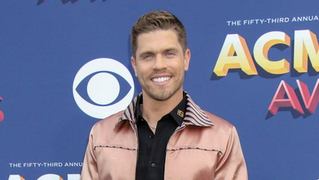Dustin Lynch - Age, Family, Bio | Famous Birthdays